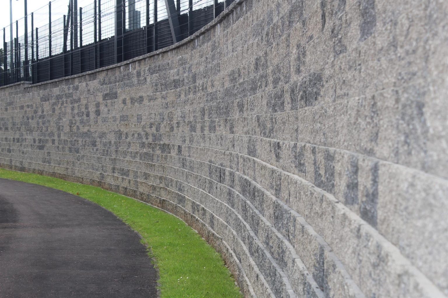 Up to what height can I build a retaining wall? | Tobermore
